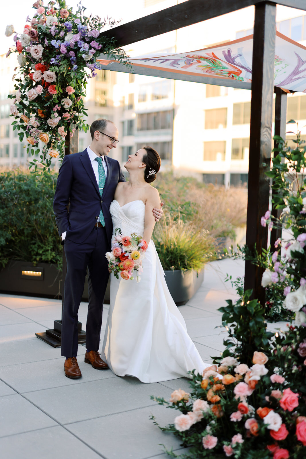 Chic Floral Wedding at the MLK Library in DC - lindleybattle.com